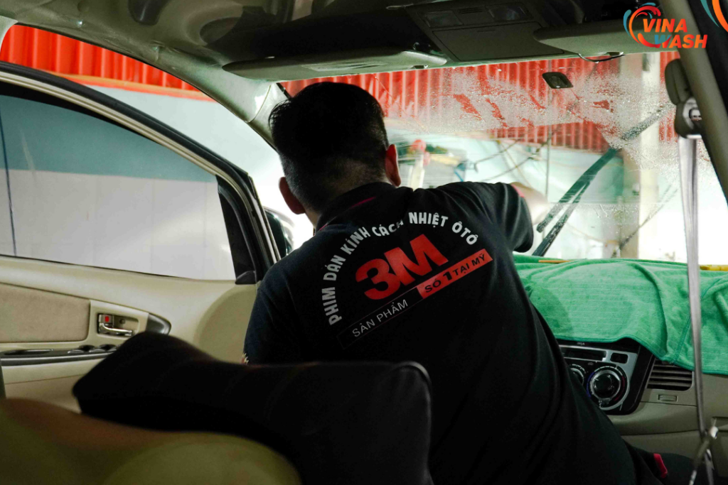 Ưu và nhược điểm của dán phim cách nhiệt kính lái - VinaWash