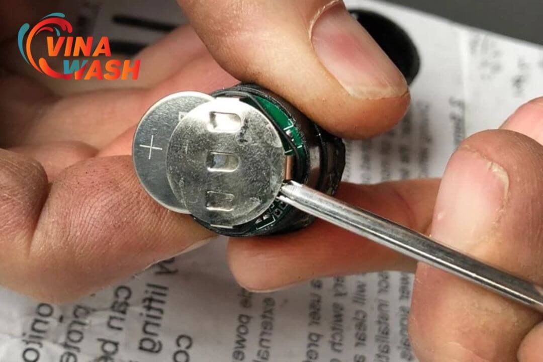 Pin cảm biến áp suất lốp hết pin | Hướng dẫn cách thay chuẩn