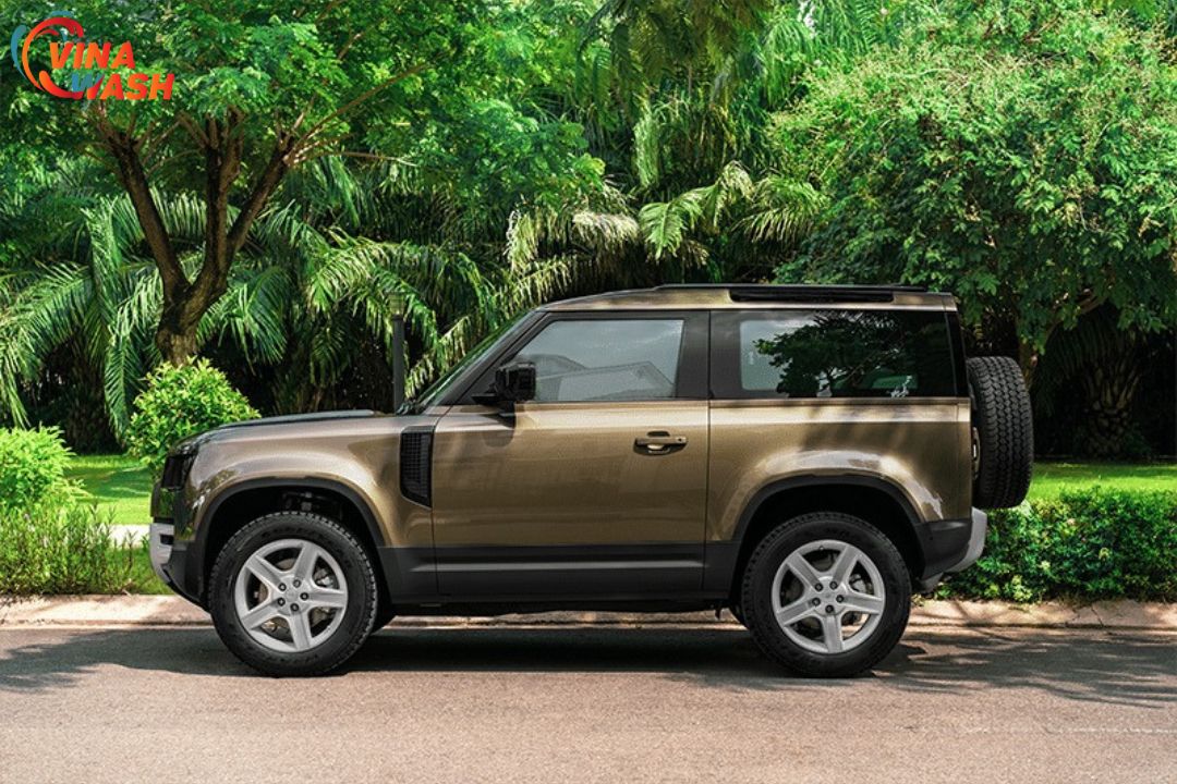 Giá xe Land Rover Defender & Đánh giá chi tiết T3/2025 - VinaWash